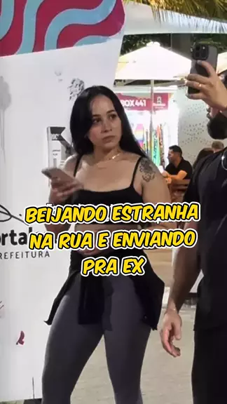 Beijando estrana e enviando pra ex